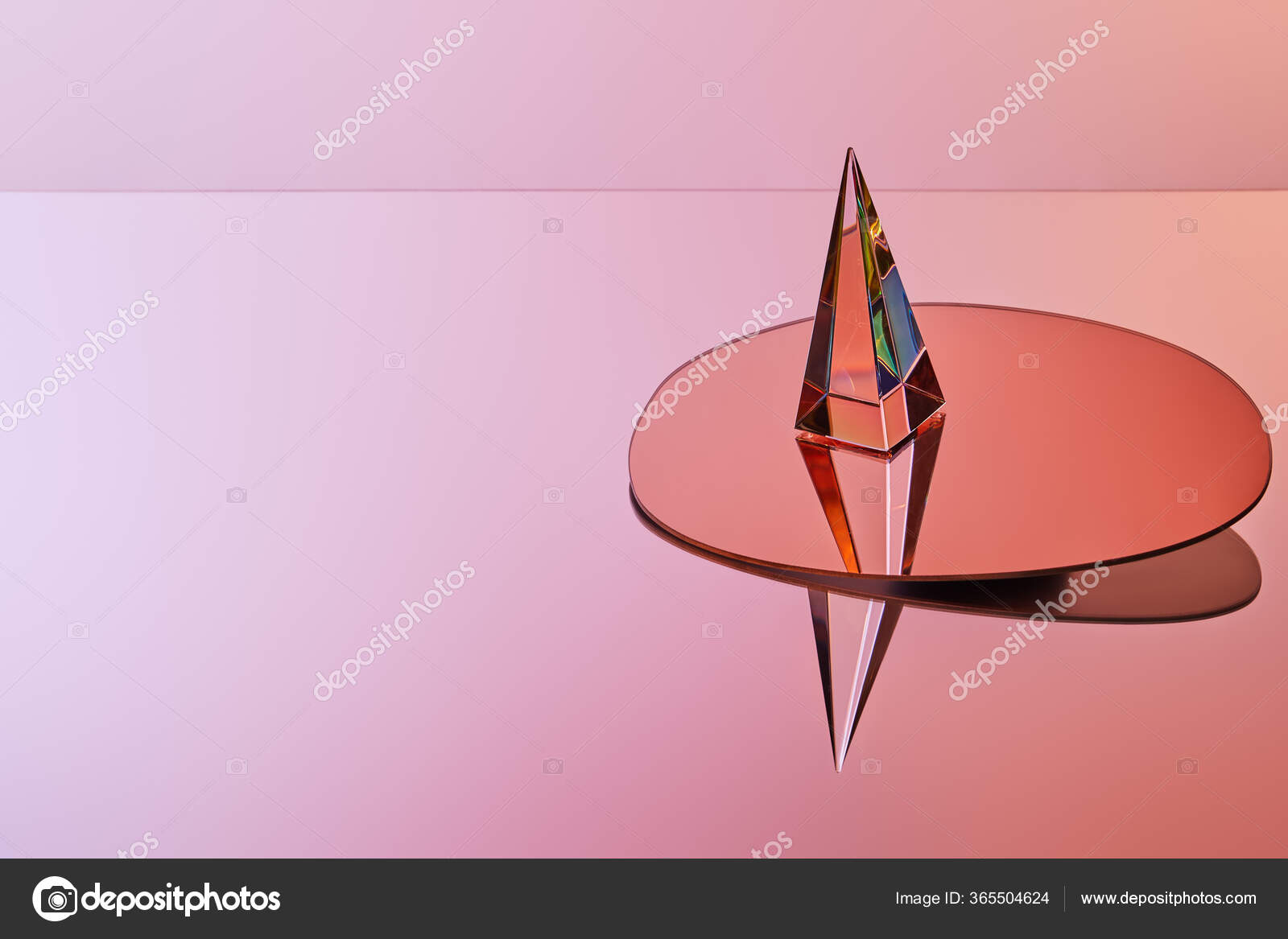 Pirámide Transparente Cristal Con Reflexión Sobre Espejo Redondo Sobre ...