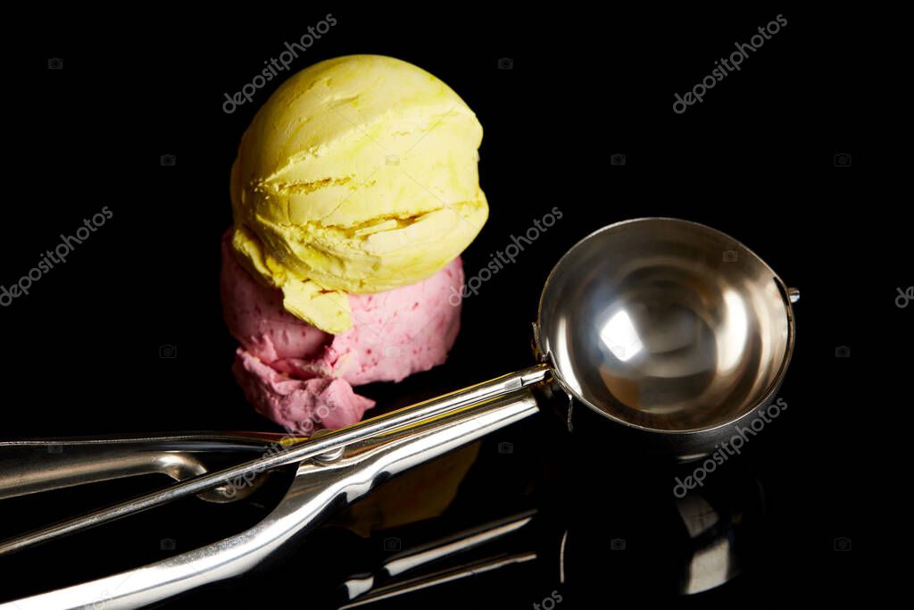 Delicioso Limón Bolas De Helado De Fresa Con Cucharada En Negro 2022