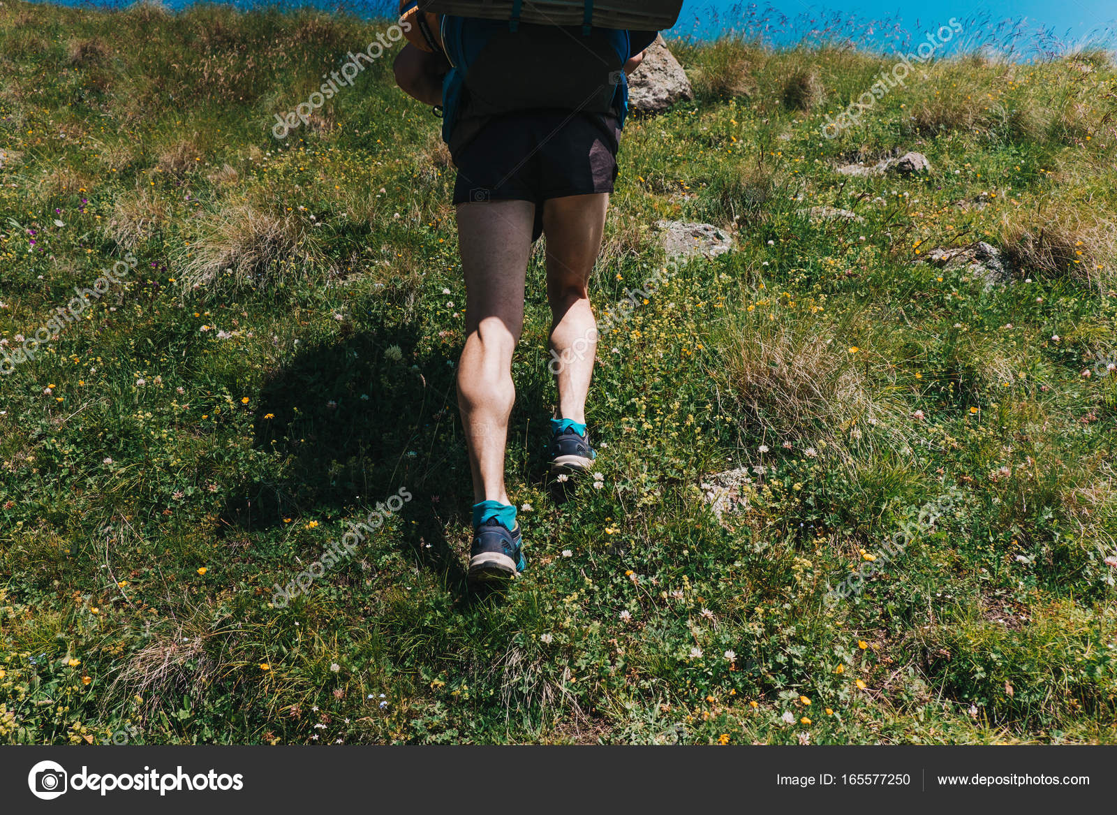 Muscular calves of a young athlete running with backpack — Stock Photo ...