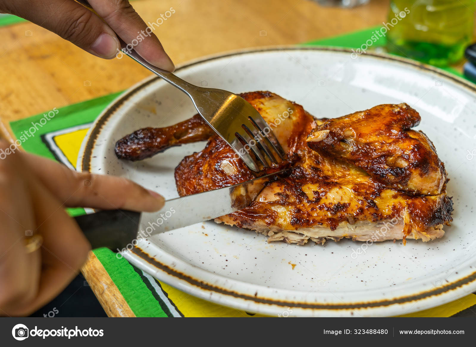 Human hand using knife and fork when eating grilled chicken — Stock ...