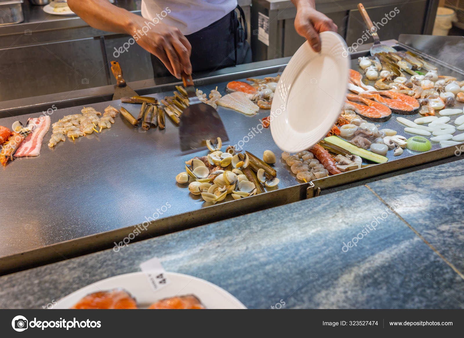 BBQ buffet chef grilling assorted seafood on big pan — Stock Photo ...