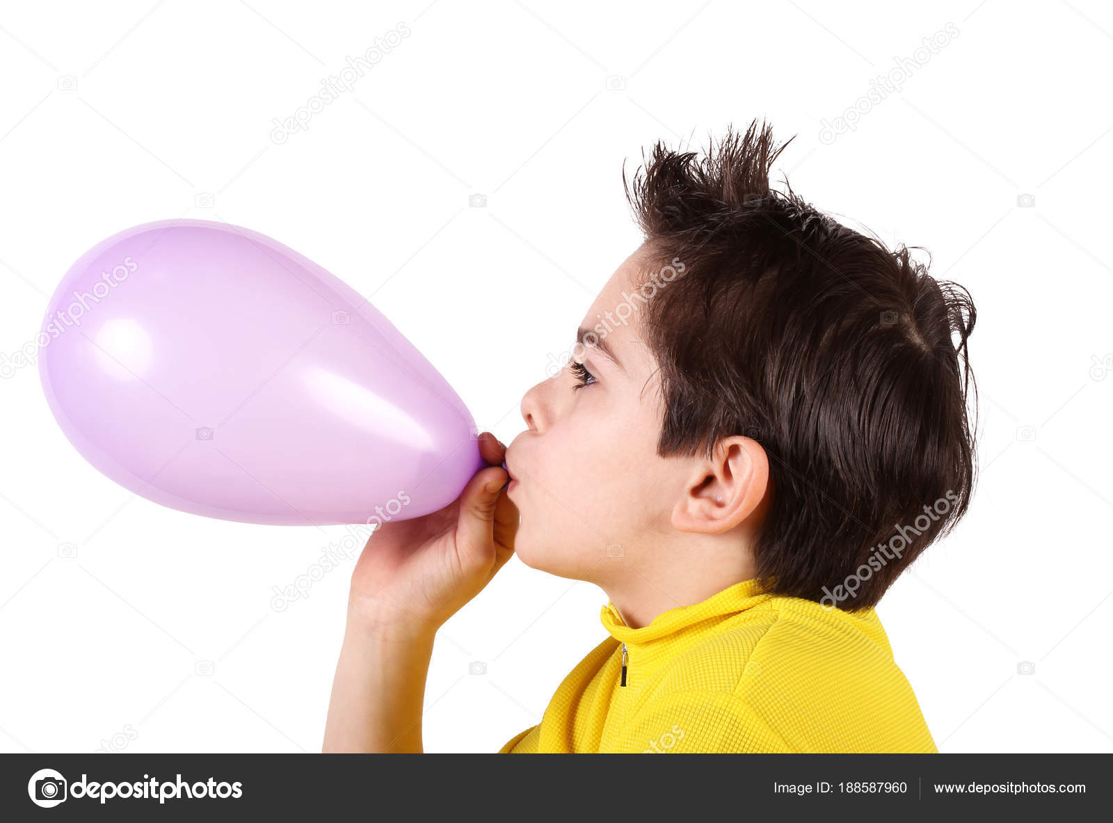 Niño jugando inflando un globo sobre fondo blanco: fotografía de stock ...