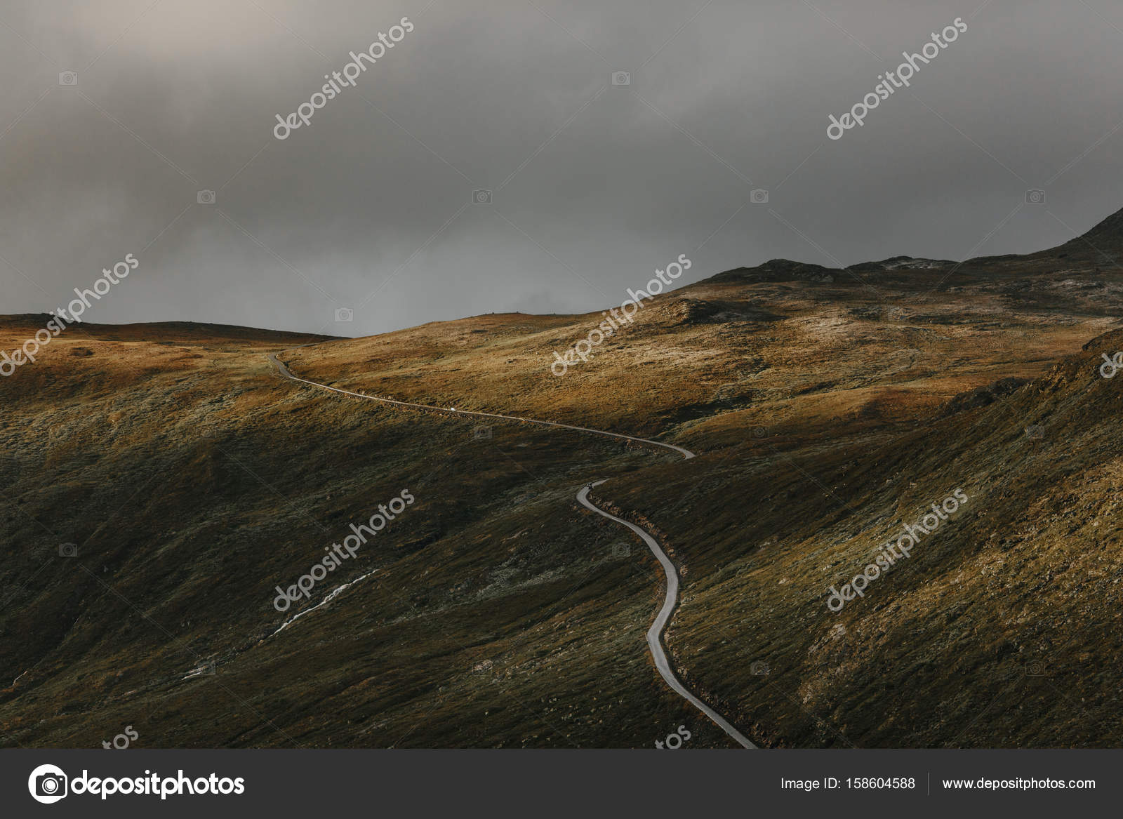 Curvy road between mountains — Stock Photo © iskraphoto #158604588