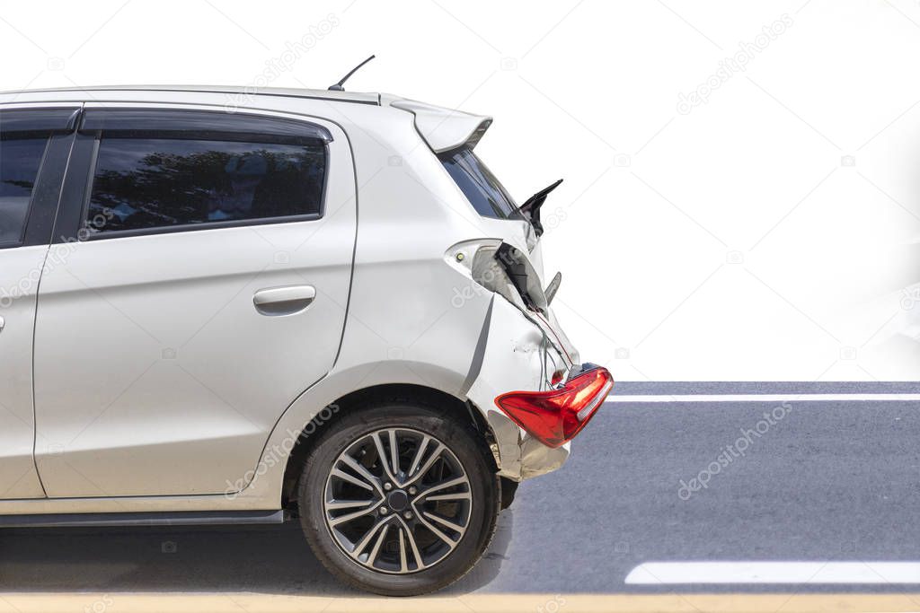 La parte posterior del coche de color blanco grande dañado y roto por ...