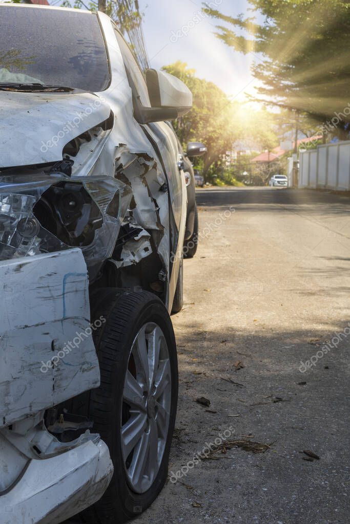 Frente de coche de color blanco grande dañado y roto por accidente en ...