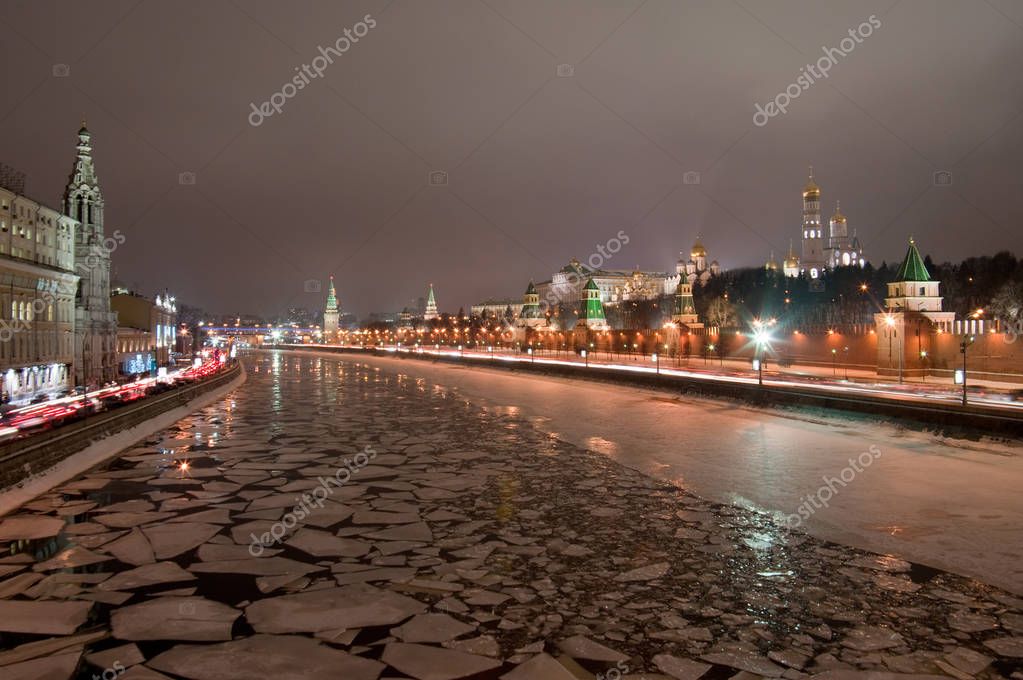 Vista del río Moscú, el Kremlin y los terraplenes de Sofía y el Kremlin ...