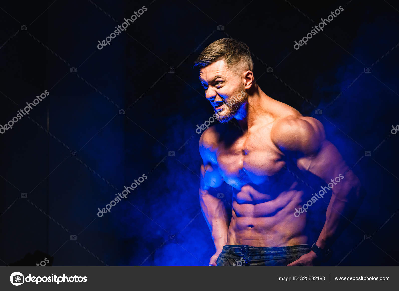 Hombre fuerte y brutal culturista con abdominales perfectos, hombros ...