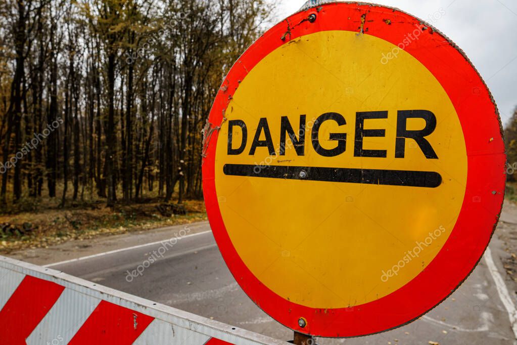 Señal De Advertencia En La Carretera En Círculo Rojo En Color Amarillo