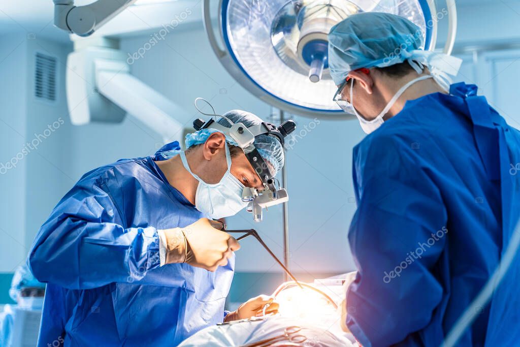 Proceso de operación quirúrgica con equipo médico. Dos cirujanos en ...