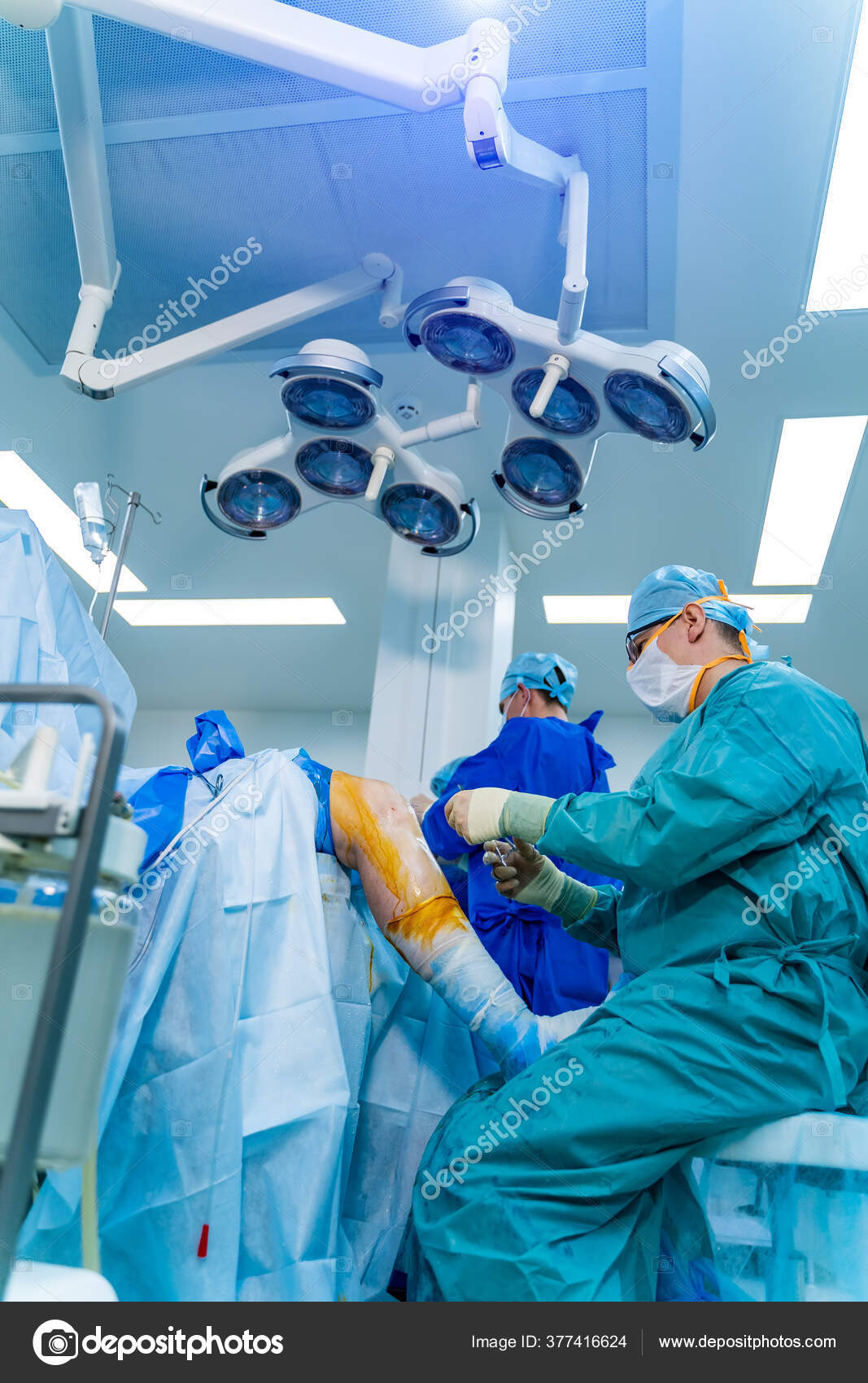 Cirujanos Realizando Operación Quirúrgica Sala Cirugía Moderna Luminosa ...