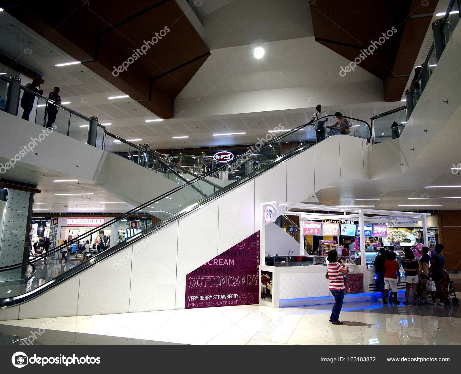 Stores, shops, cafes and restaurants inside the SM East Ortigas Mall. — Stock Editorial Photo ...