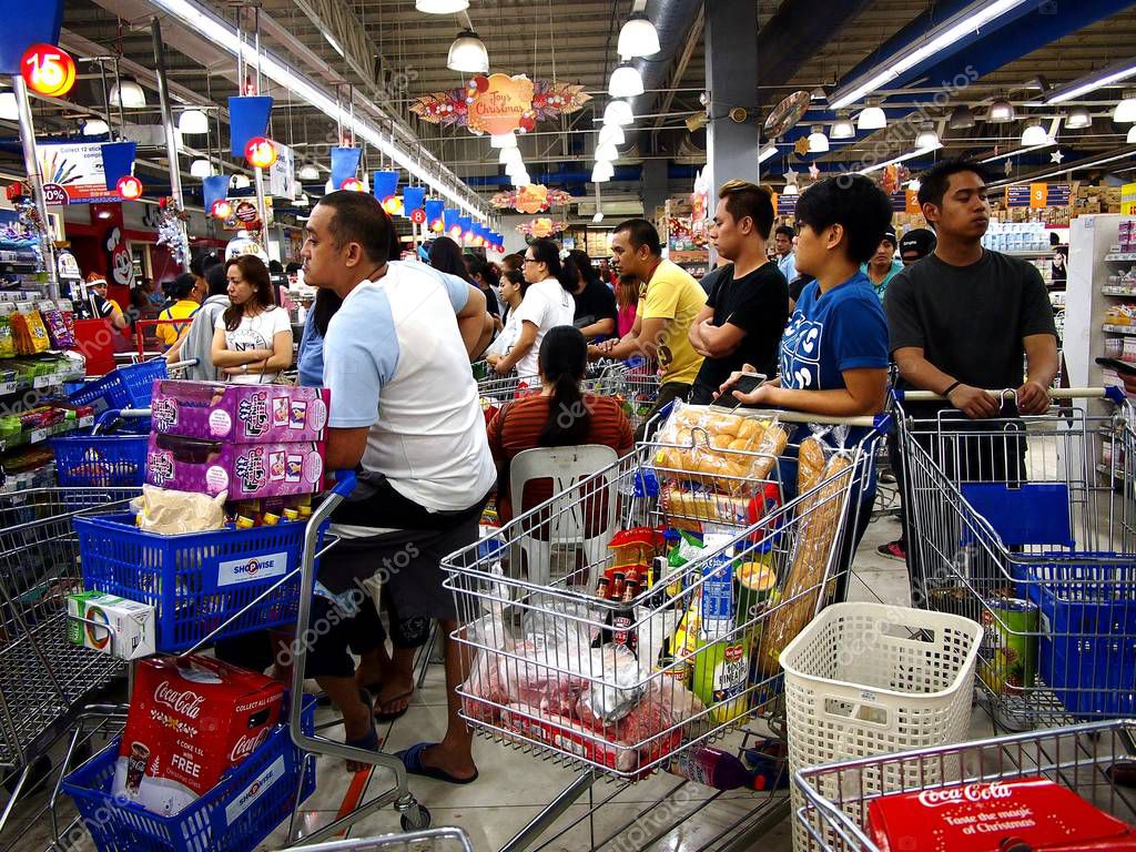 Customers line up for the cashier at a grocery store. – Stock Editorial ...
