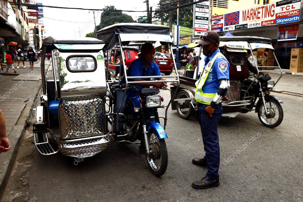El encargado de hacer cumplir el tránsito habla con el conductor del ...