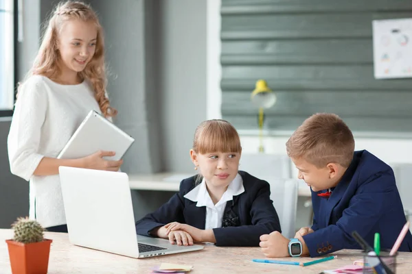 A small employee helps to work for small businessmen at the table ...