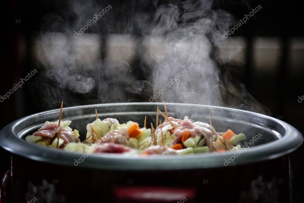 Cerdo y verduras en olla Shabu es muy caliente y muchos humo. 2022