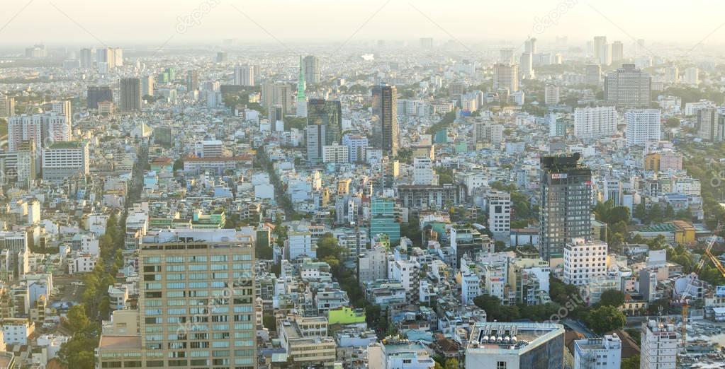 Vista panor mica del horizonte de Saig n cuando el sol brilla en las ...