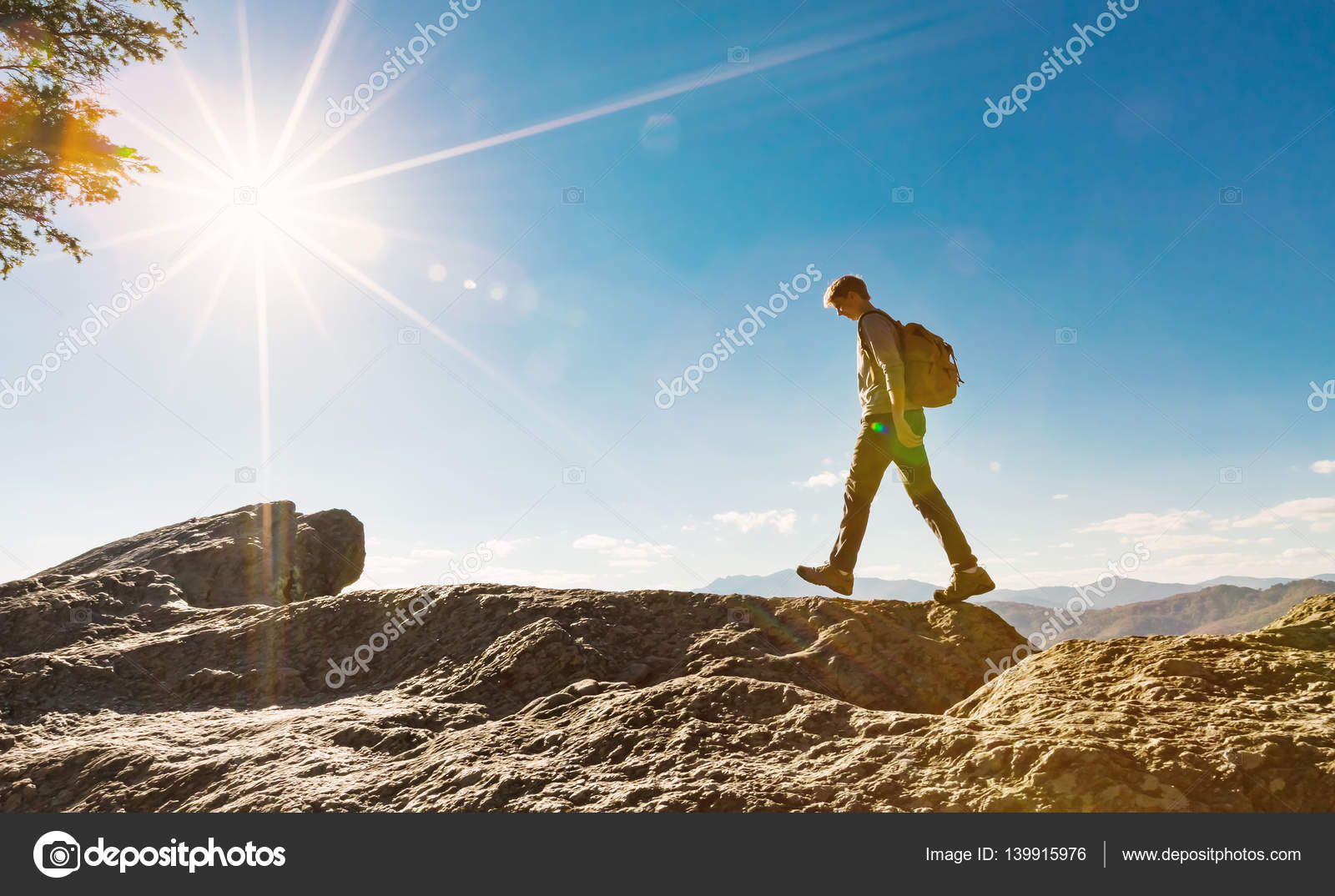 Man walking on the edge of a cliff — Stock Photo © Melpomene #139915976