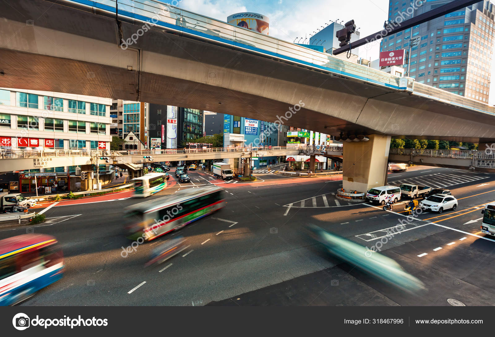 View of motion blurred traffic in Tokyo, Japan — Stock Editorial Photo ...