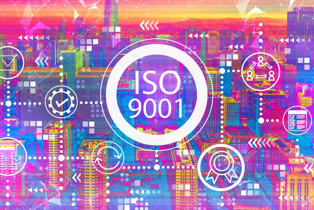 Concepto ISO 9001 con skyline del centro de San Francisco 2024