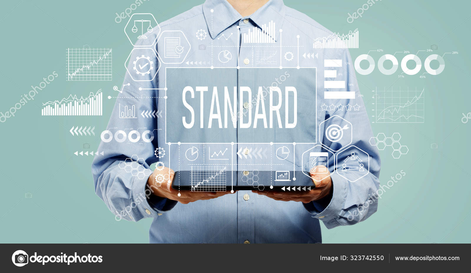 Concepto estándar con el hombre sosteniendo una tableta — Foto de stock ...