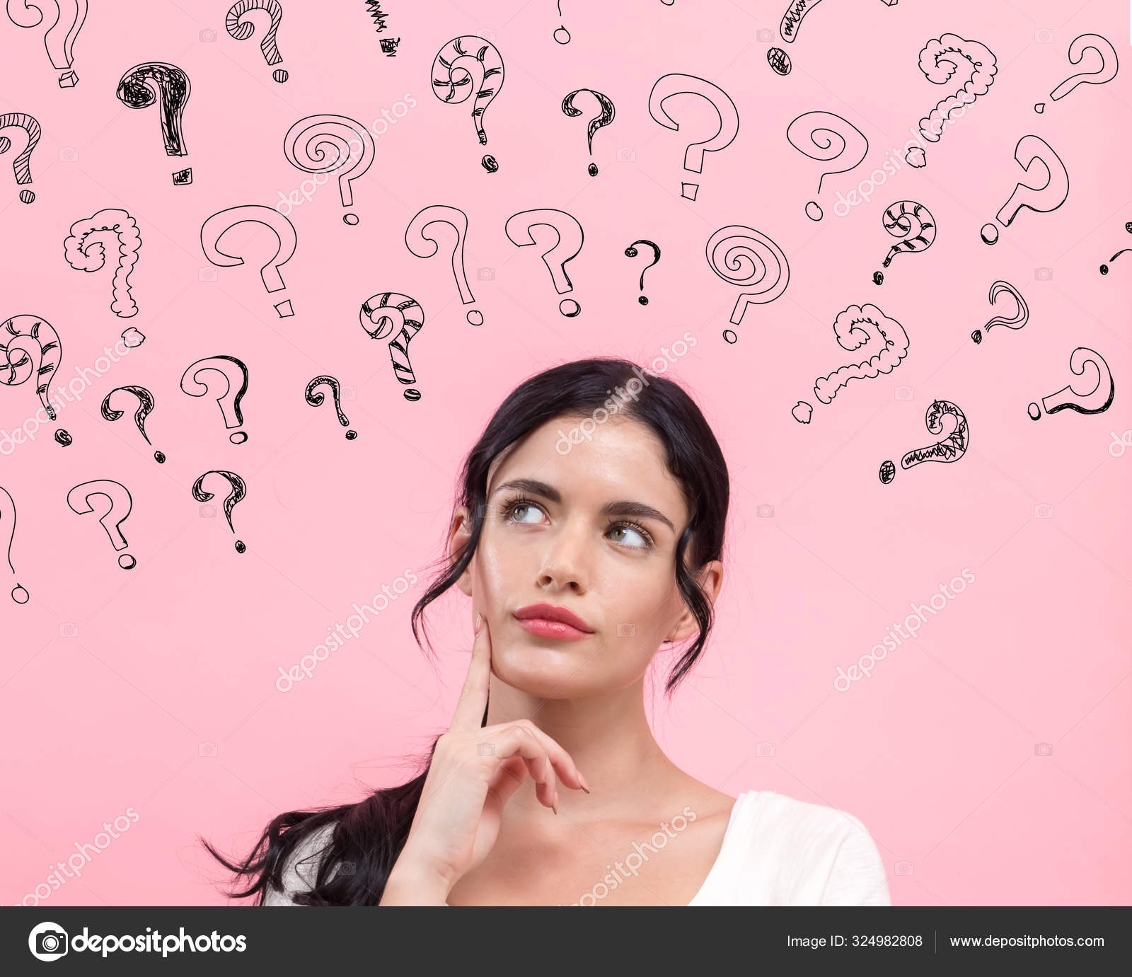 Pequeños signos de interrogación con mujer joven — Foto de stock #324982808 © Melpomene