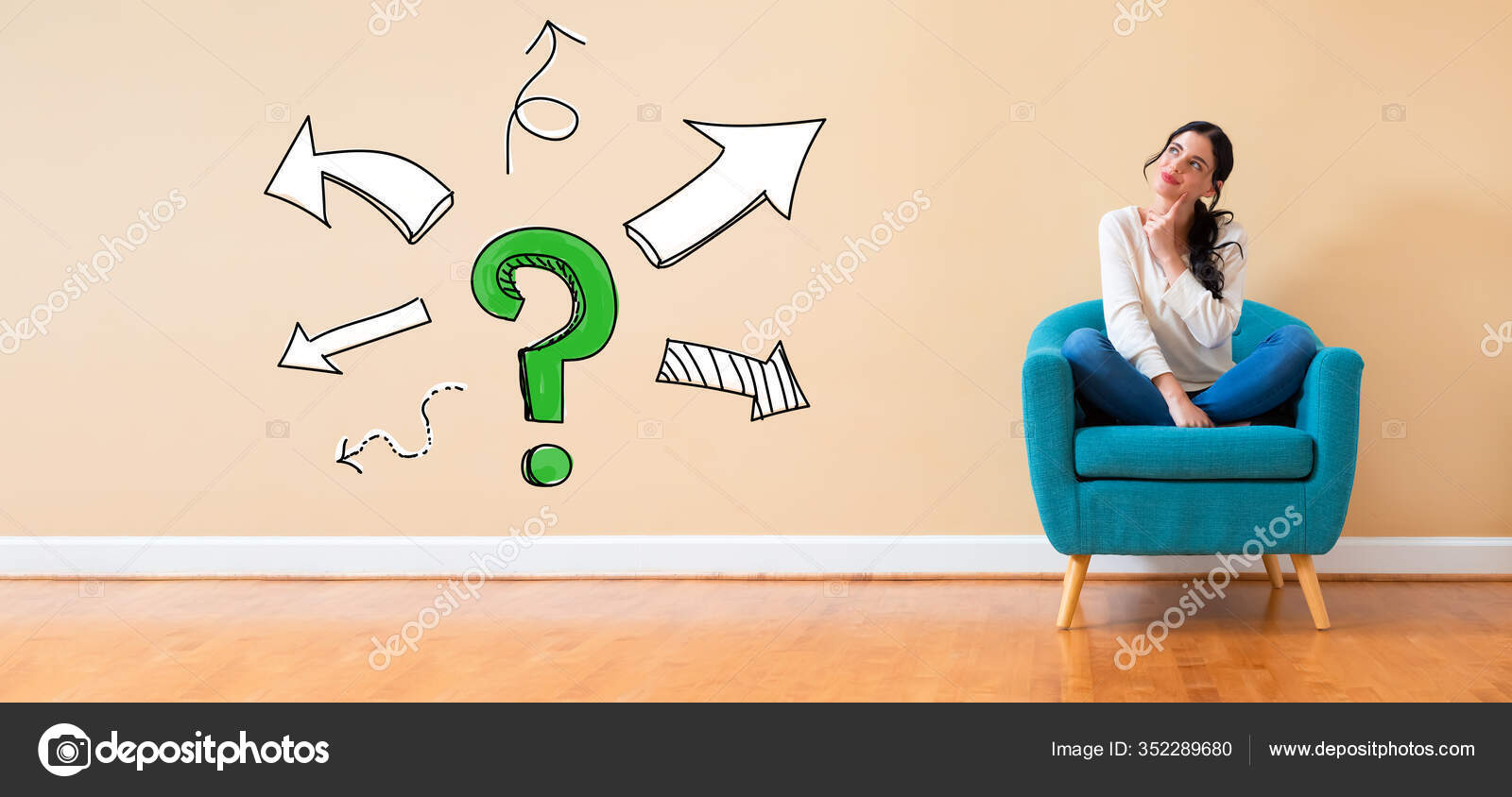 Signo de interrogación con flechas con la mujer en una pose reflexiva — Foto de stock ...