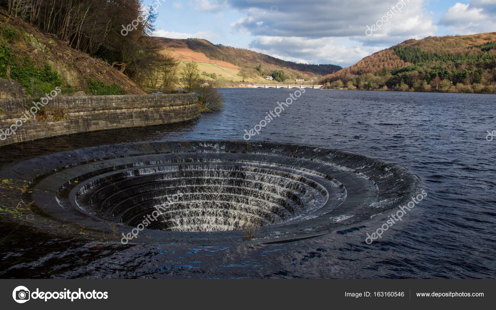 Ladybower reservoir drain hole Stock Photo by ©alan_tunnicliffe@yahoo ...