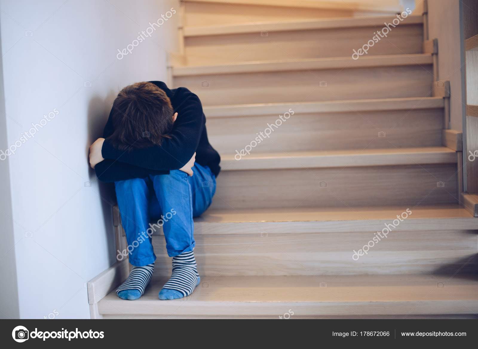 Triste niño llorando solo: fotografía de stock © djedzura #178672066 ...