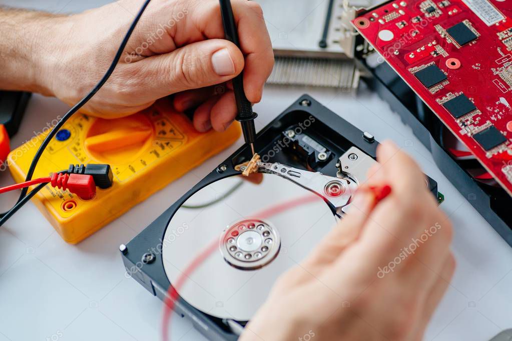 Técnico reparación de la unidad de disco duro roto 2022