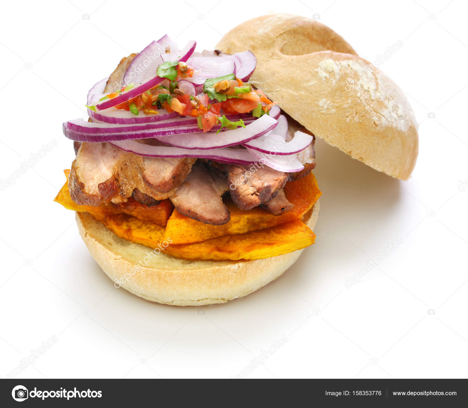 Pan con chicharron, sándwich de cerdo peruano aislado sobre fondo ...