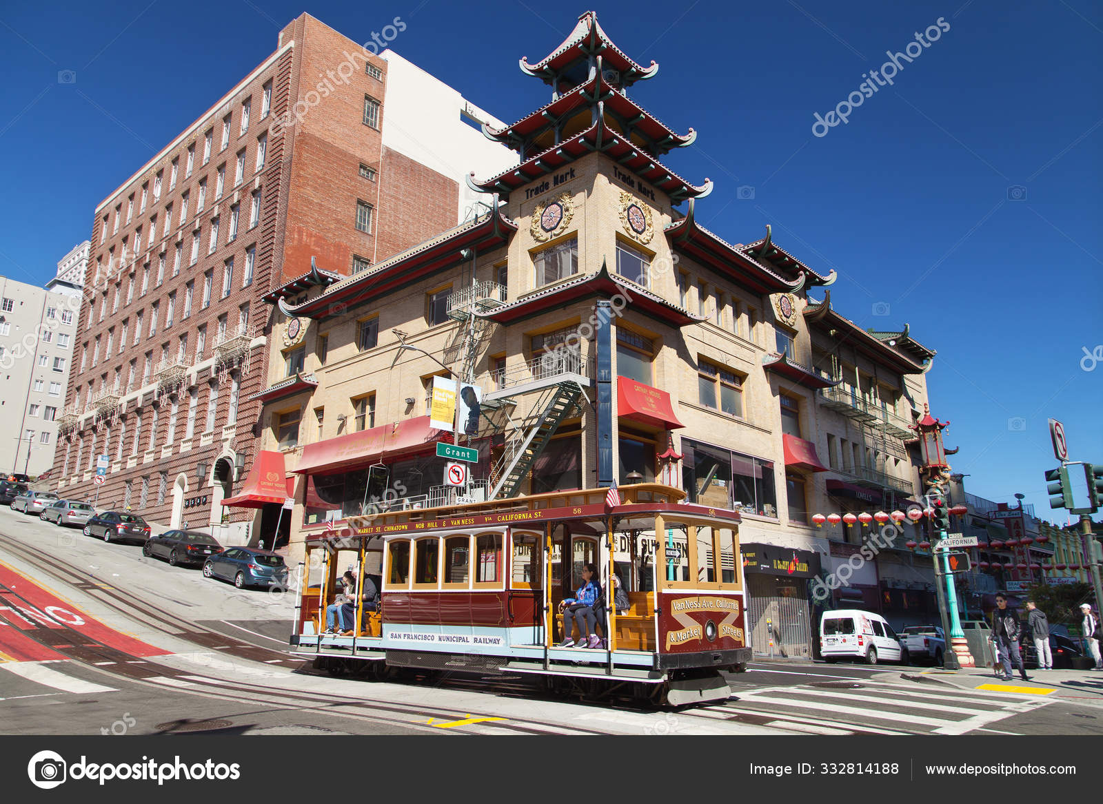 California Cable Car through California St and Grant Ave — Stock ...