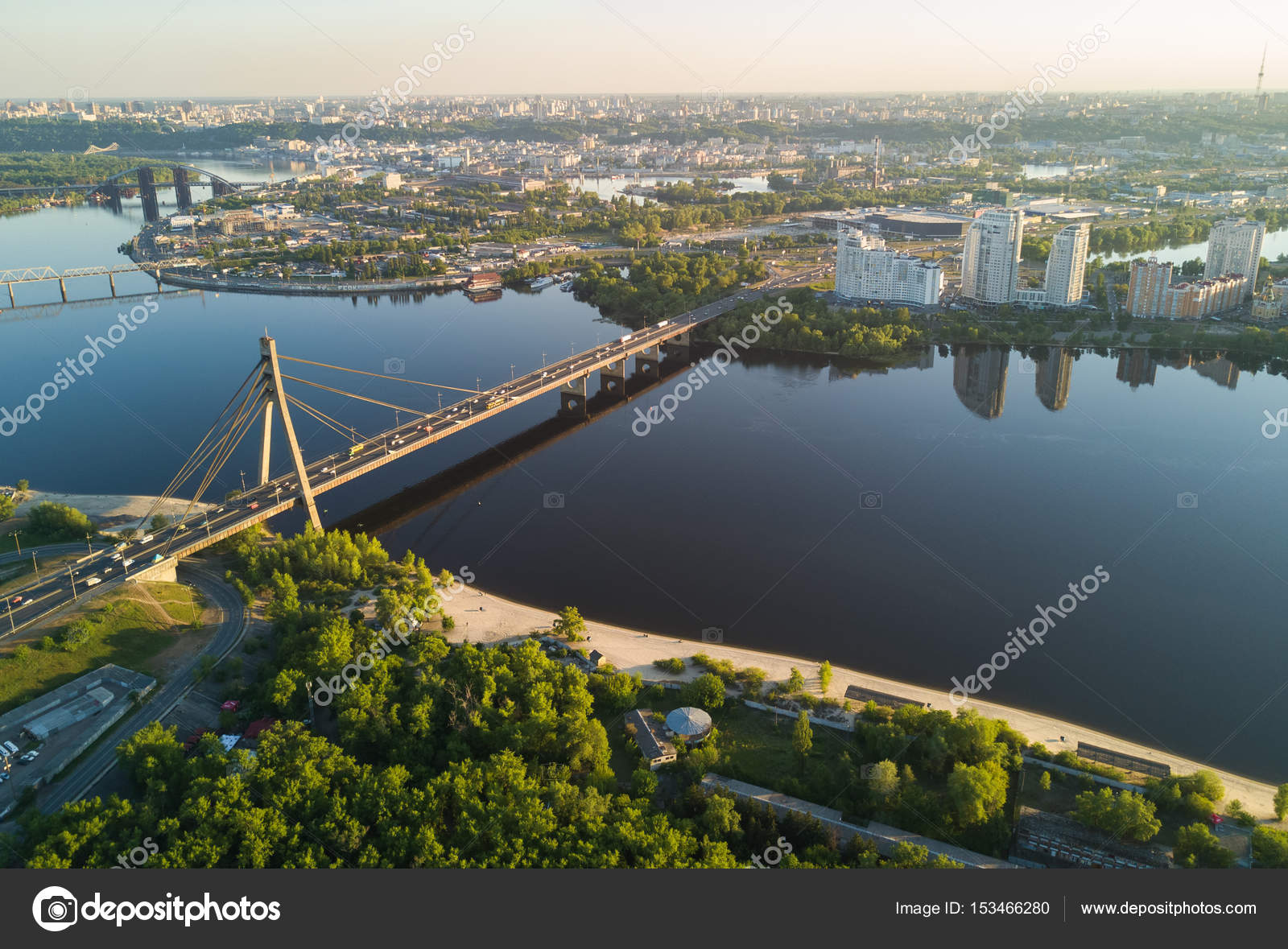 Aerial view of Dnipro river and Moskovskiy bridge in city of Kyiv, Ukraine — Stock Photo © JaySi ...