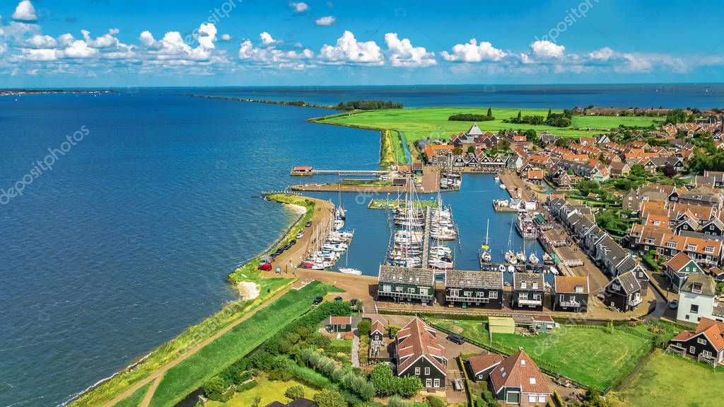 Vista aérea de la isla de Marken, pueblo tradicional de pescadores ...