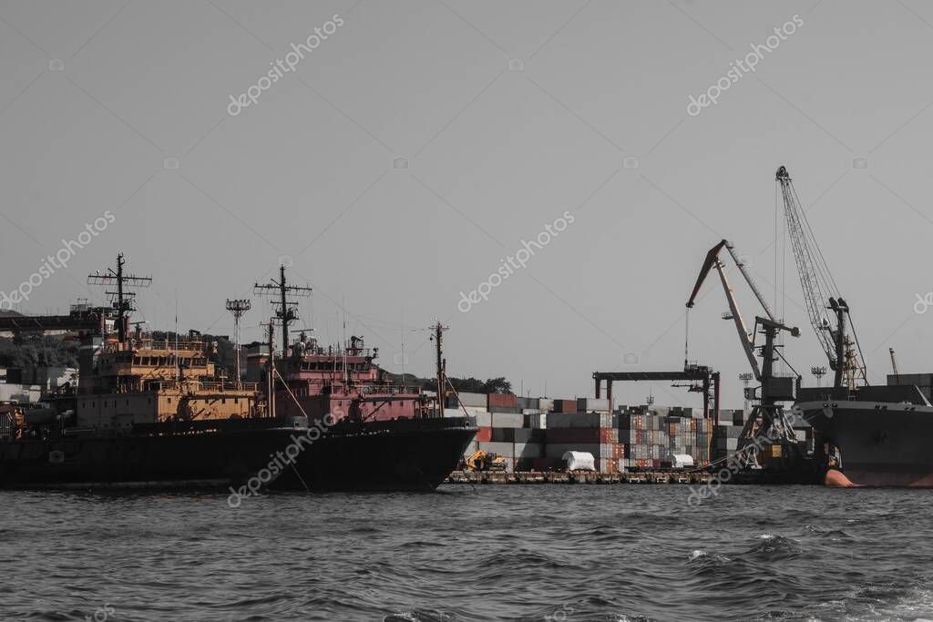 En el puerto hay grandes barcos mercantes. Cerca de los contenedores ...