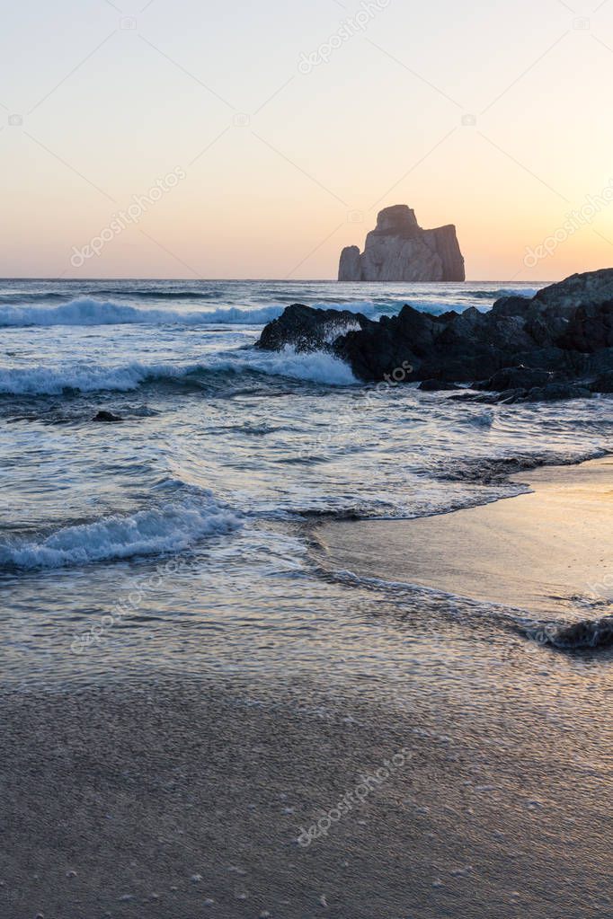 Playa de Masua al sol con la famosa roca Pan di Zucch 2023