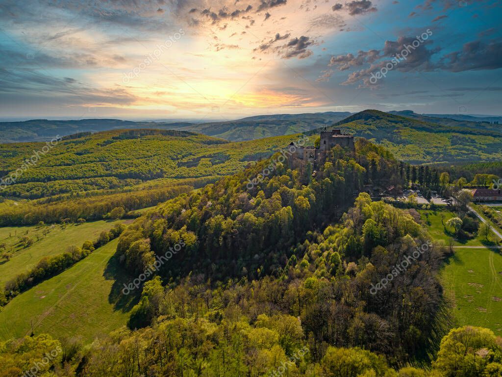 Vista aérea del castillo Buchlov y la capilla de San Barbora en el ...