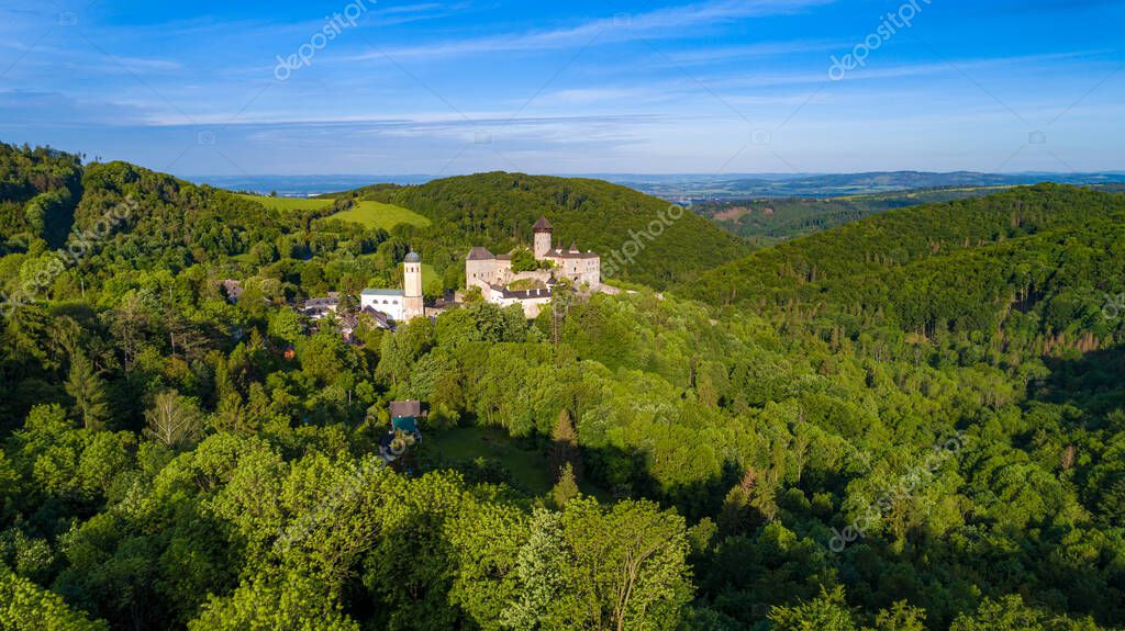 Vista aérea del Castillo Sovinec, Eulenburg, robusta fortaleza medieval ...
