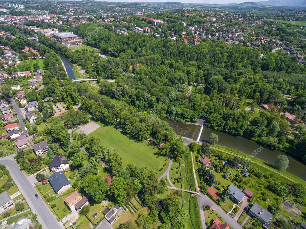 Vista aérea desde Cesky Tesin a Cieszyn con puente campesino sobre el ...