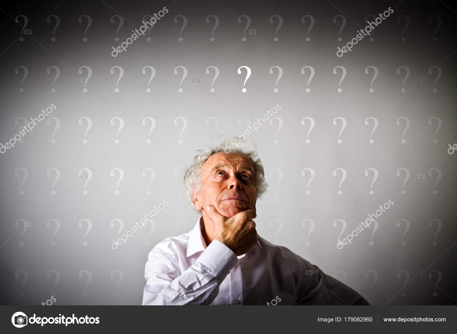 Anciano en blanco y signos de interrogación . — Foto de stock ...