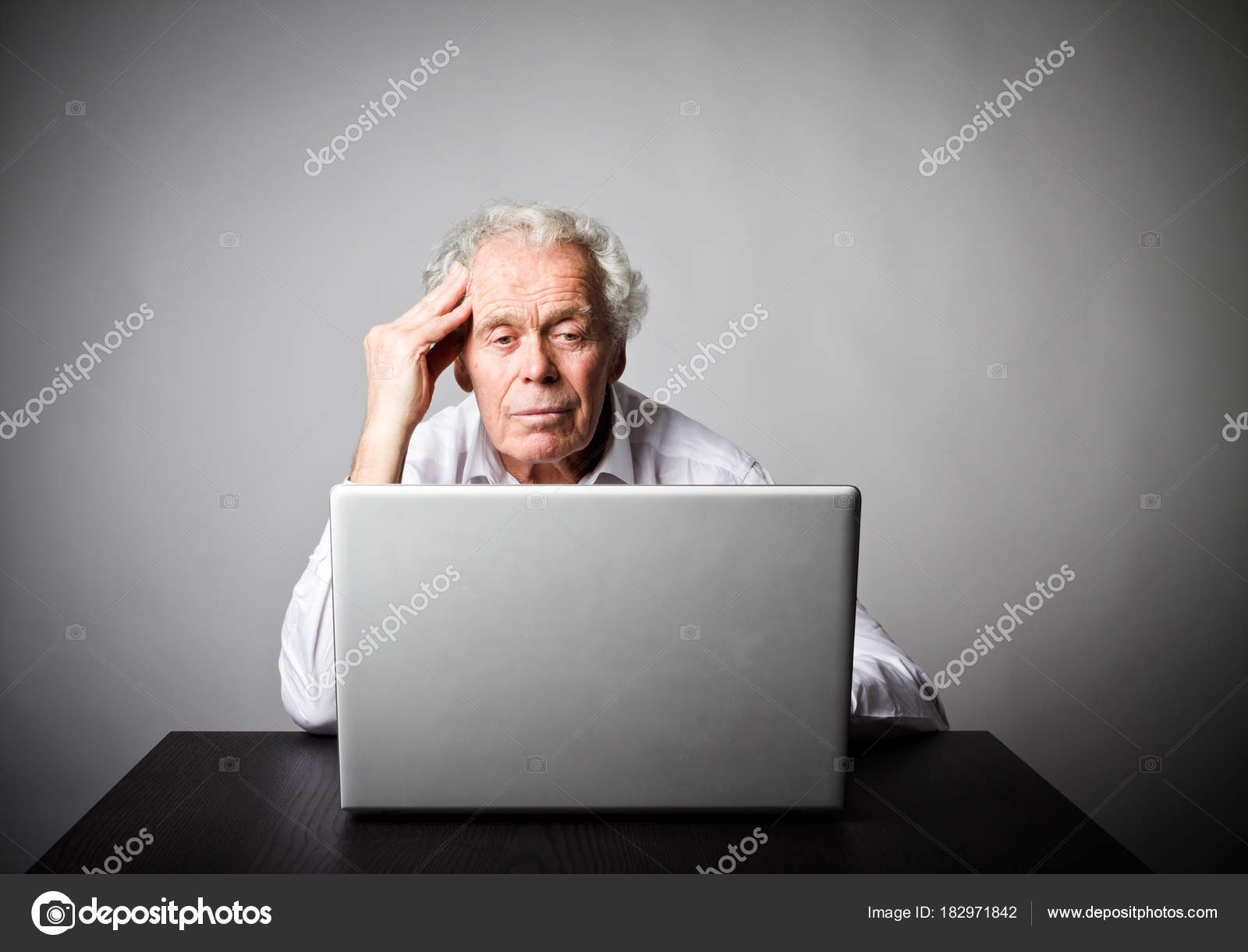 Old man using a laptop — Stock Photo © maurus #182971842