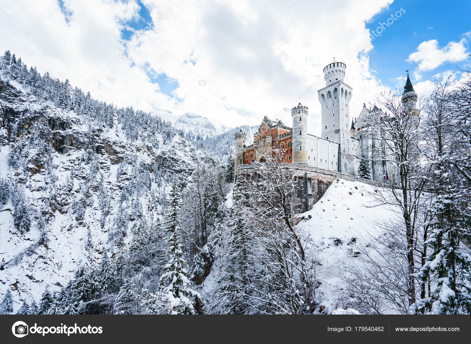 Neuschwanstein castle in winter – Stock Editorial Photo © pabkov #179540462