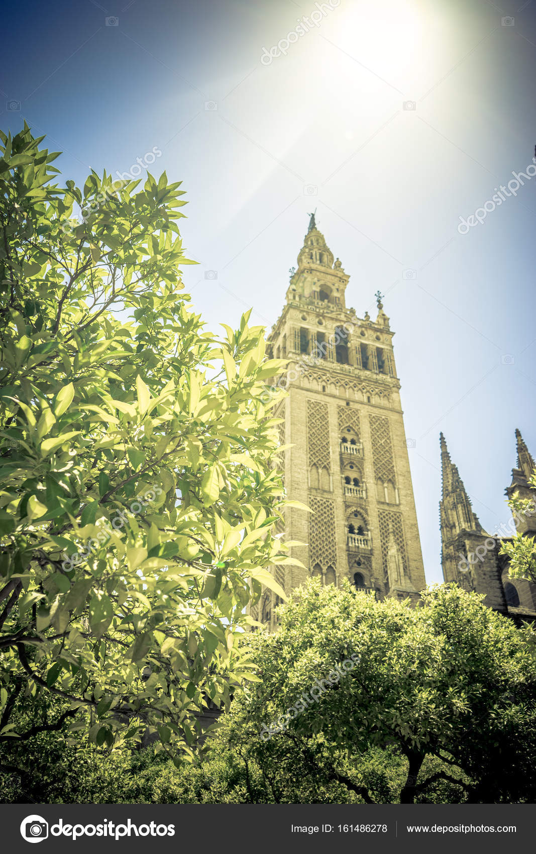 Sunshine over the Giralda bell tower of the cathedral in Seville Stock ...