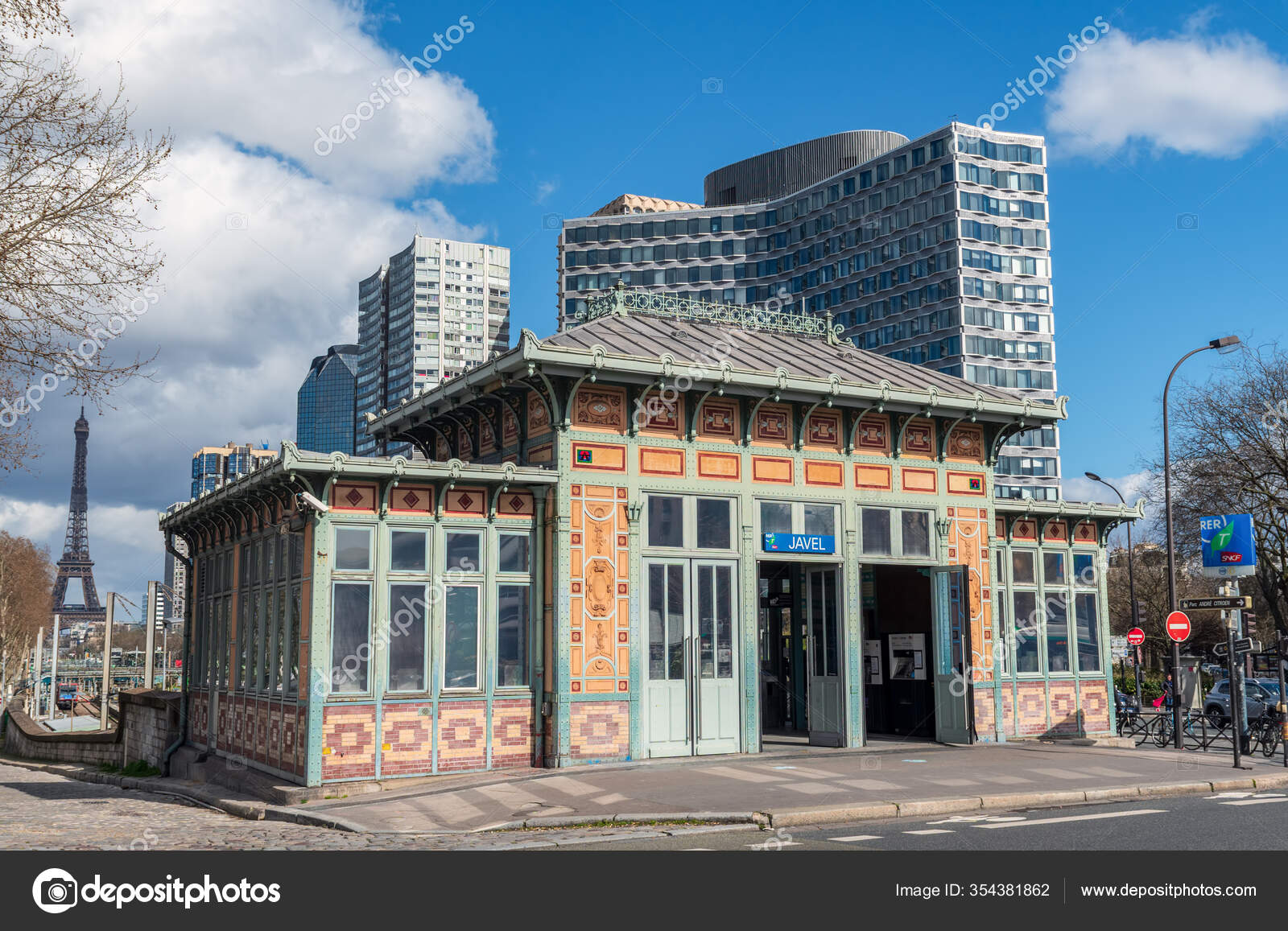 RER C station Javel in Paris — Stock Editorial Photo © UlyssePixel ...