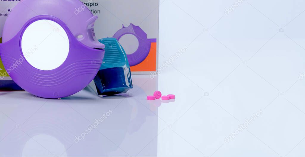 Asma accuhaler, evohaler, y pastillas de color rosa. Inhalador de asma ...