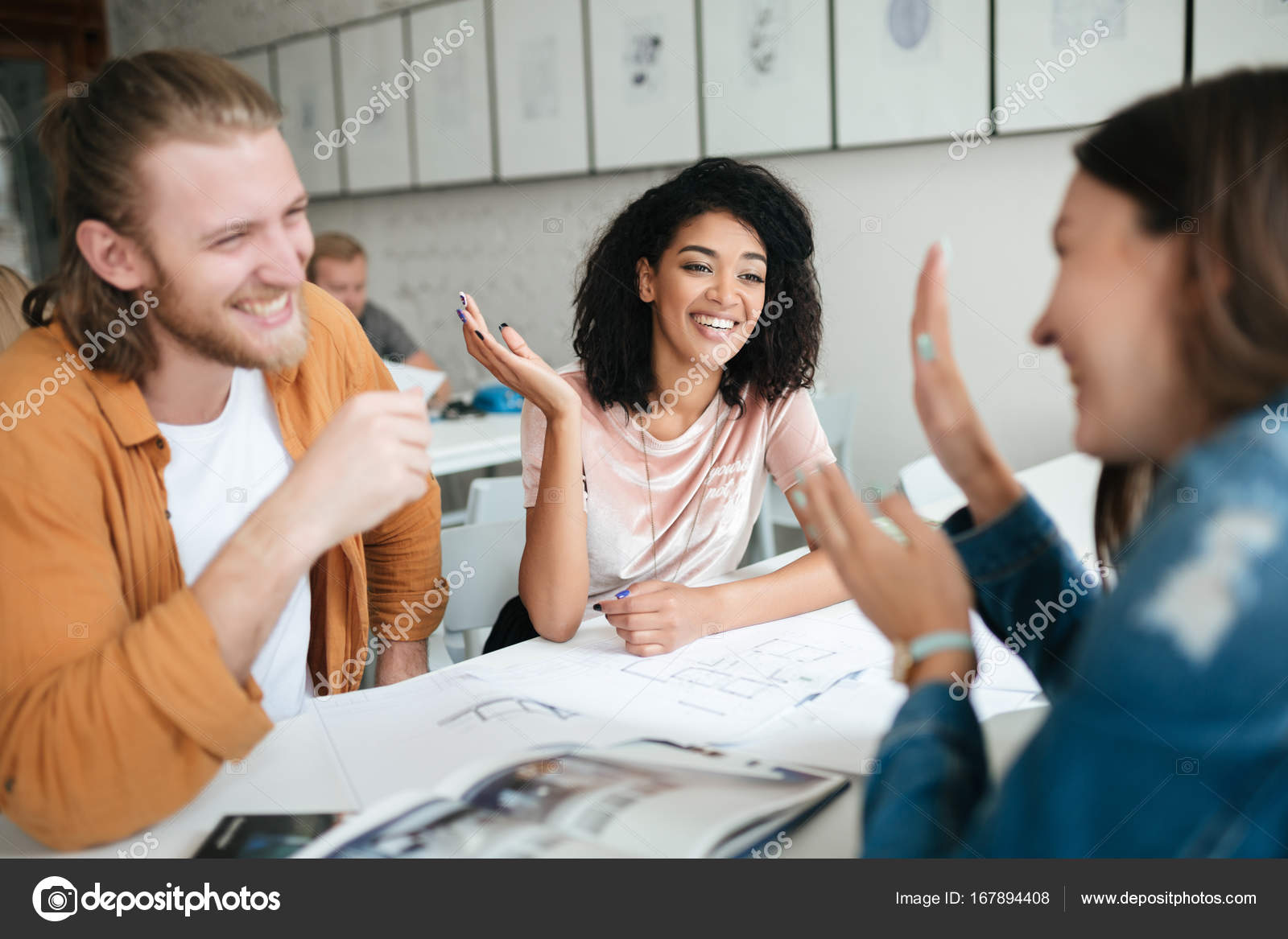 Studenter Som Studerer I Klasserommet