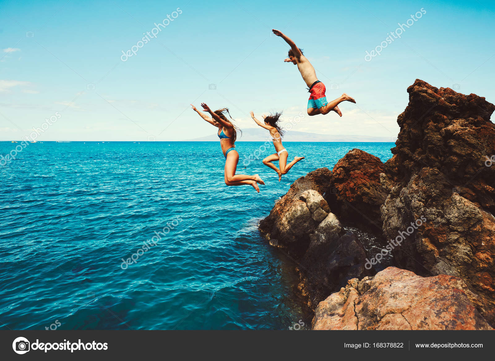 Friends cliff jumping into the ocean — Stock Photo © EpicStockMedia #168378822