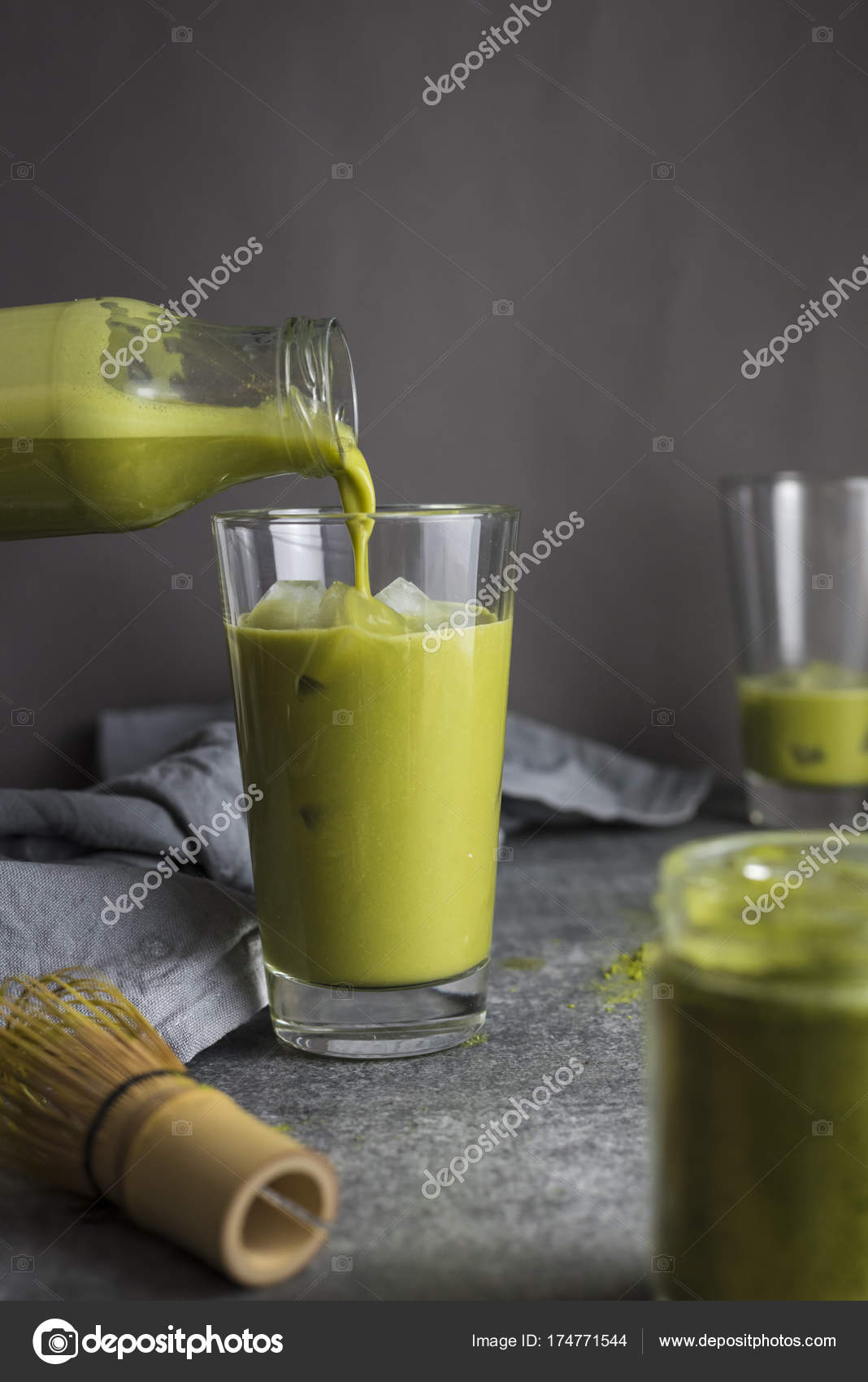 Verter Matcha Verde Botella Vidrio Sobre Mesa: fotografía de stock ...