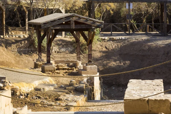 BETHABARA, JORDANIA - ENERO - 11 de enero de 2017: Iglesia de Juan el ...