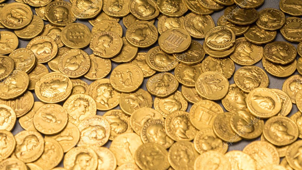 Roman gold coins hoard — Stock Photo © pxl.store #187081536