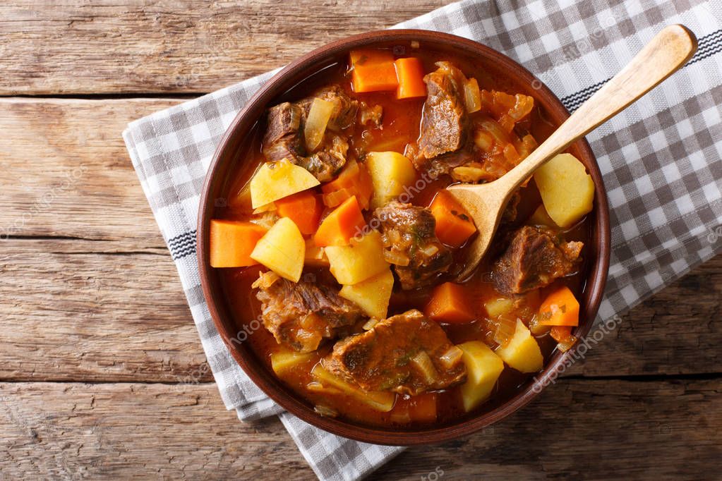 delicioso estofado de estofado con carne de res y verduras de cerca ...